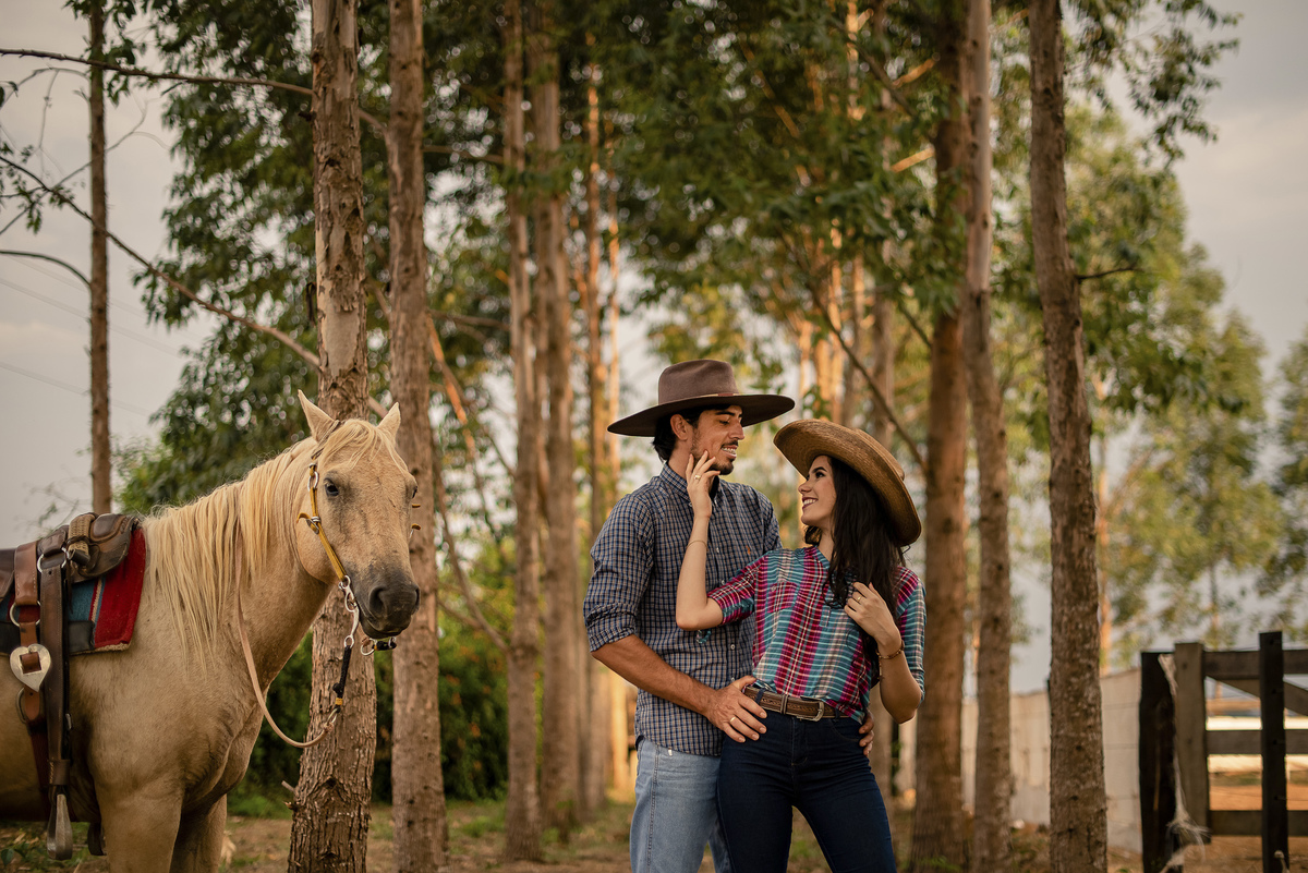 Ensaios Pré-Casamentos - Ensaio de Casal com Cavalos - Ana Carolina e FIlipe - Nova Fronteira ...