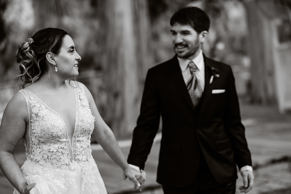 Lanoviayelnoviotomadosdelamanosilueta